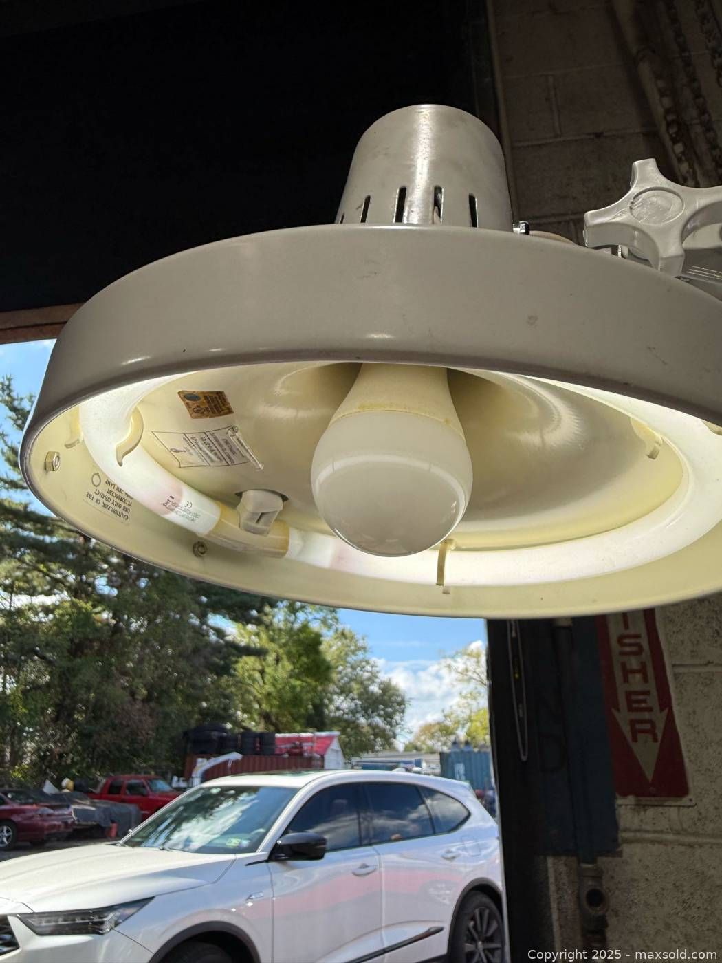 Articulating dual-bulb floor lamp on casters | Maxsold