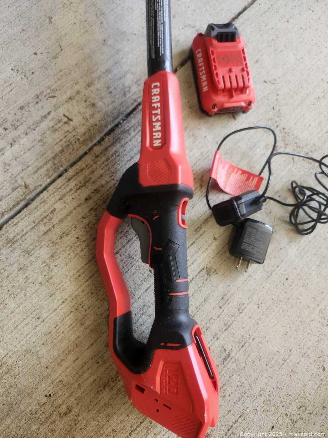 Craftsman V20 18-in cordless pole hedge trimmer | Maxsold