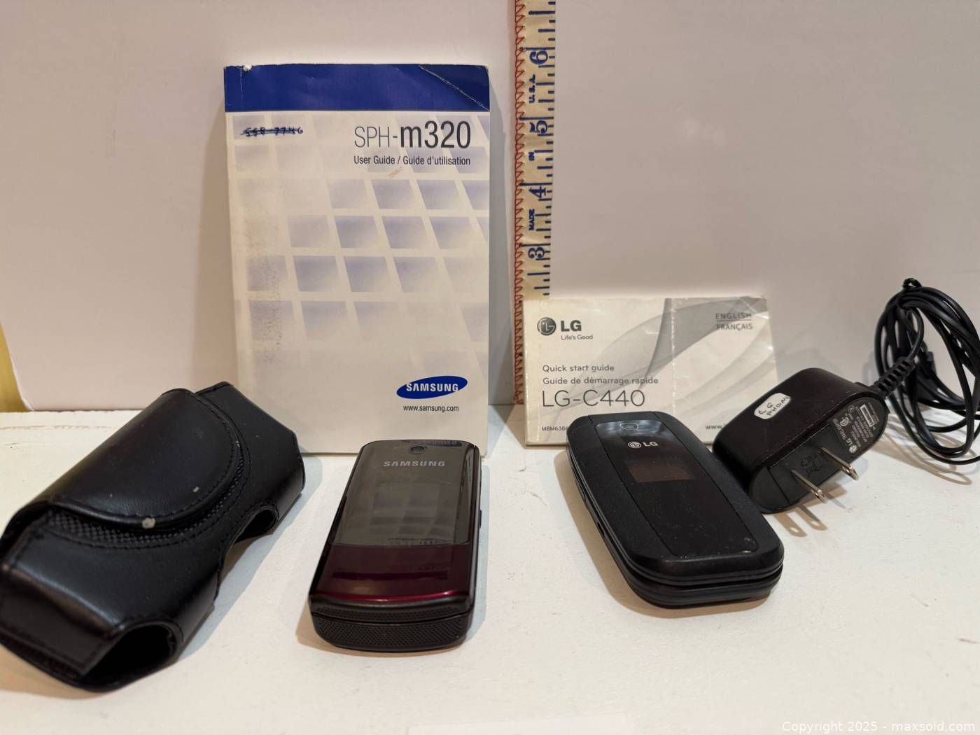 Samsung SPH-m320 and LG C440 flip phones with charger | Maxsold