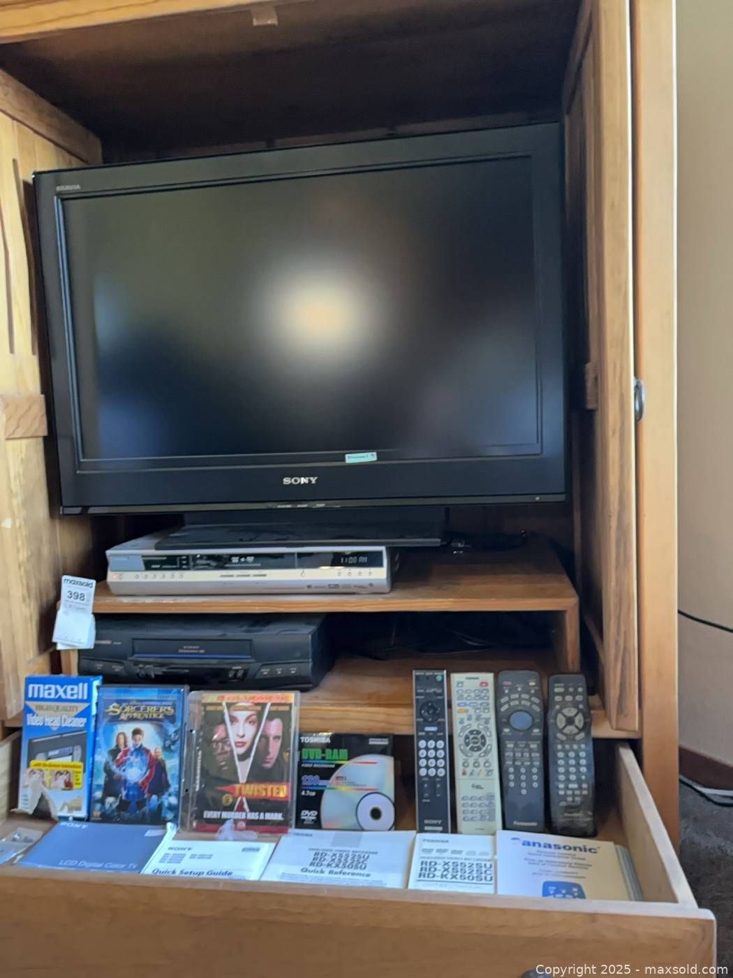 Sony Bravia 32" LCD TV with AV Components, Remotes and Media | Maxsold