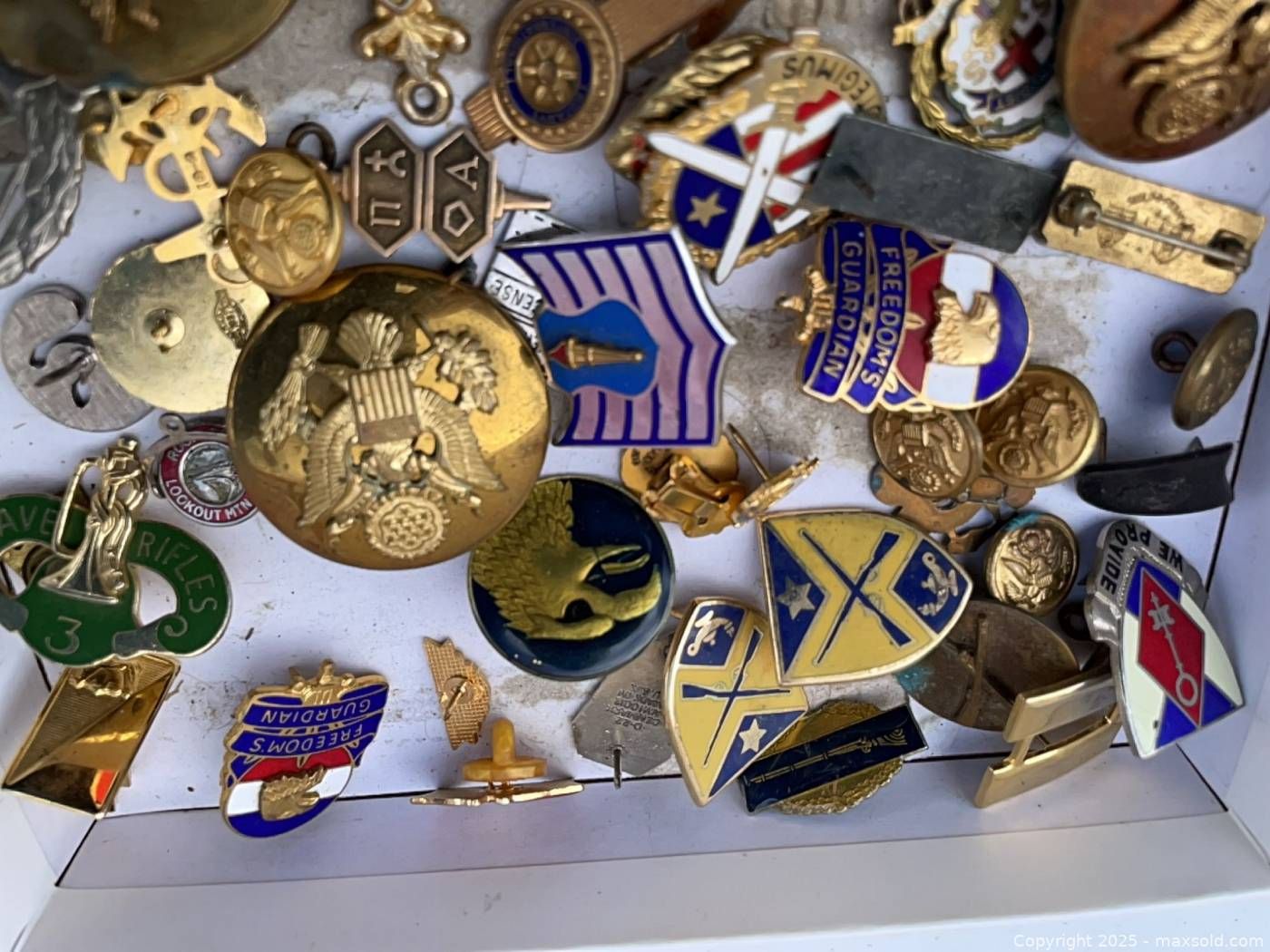 Mixed U.S. Military Insignia Pins, Badges & Buttons | Maxsold