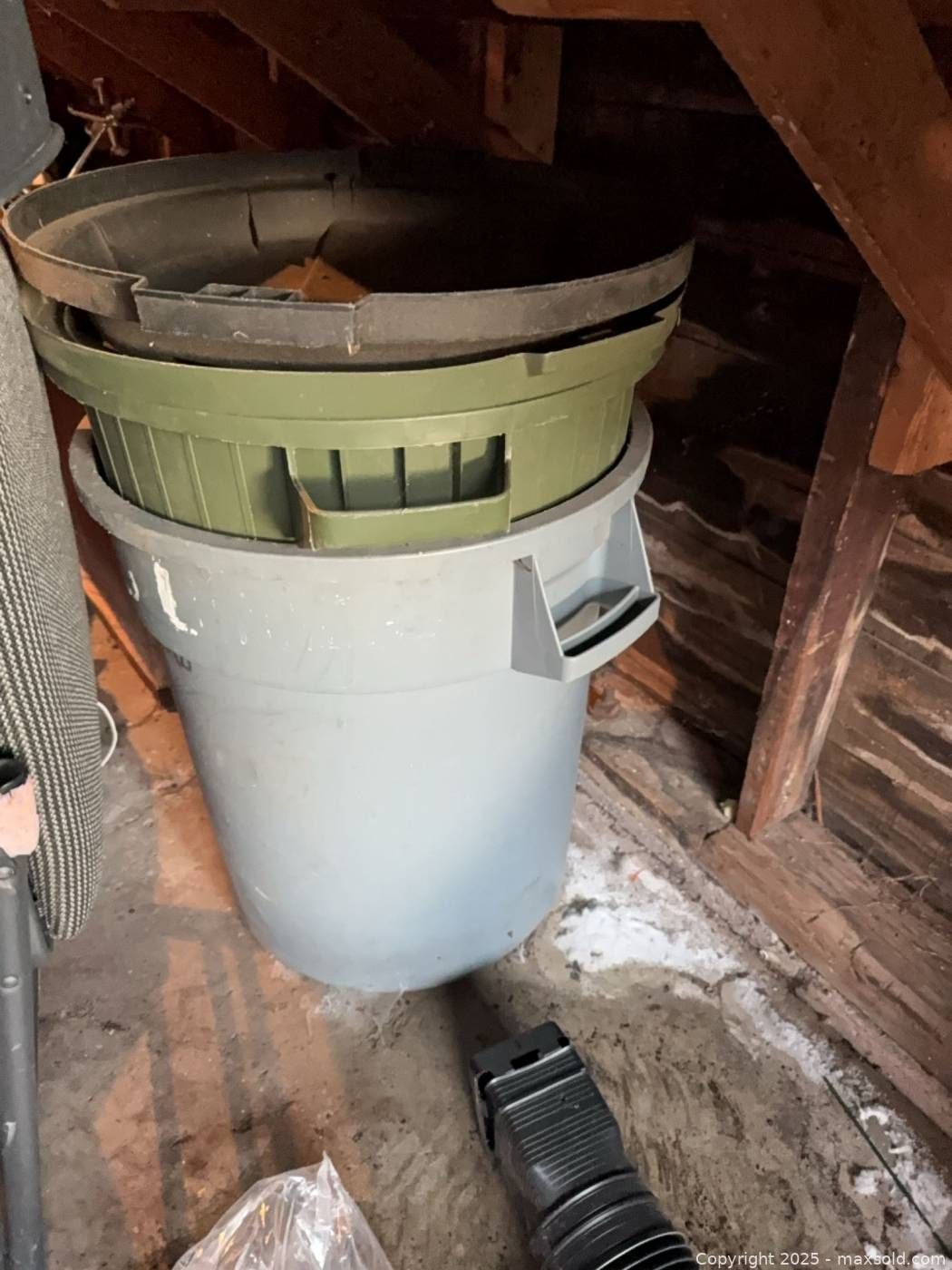 Gray utility trash can, green bin and two black trays | Maxsold