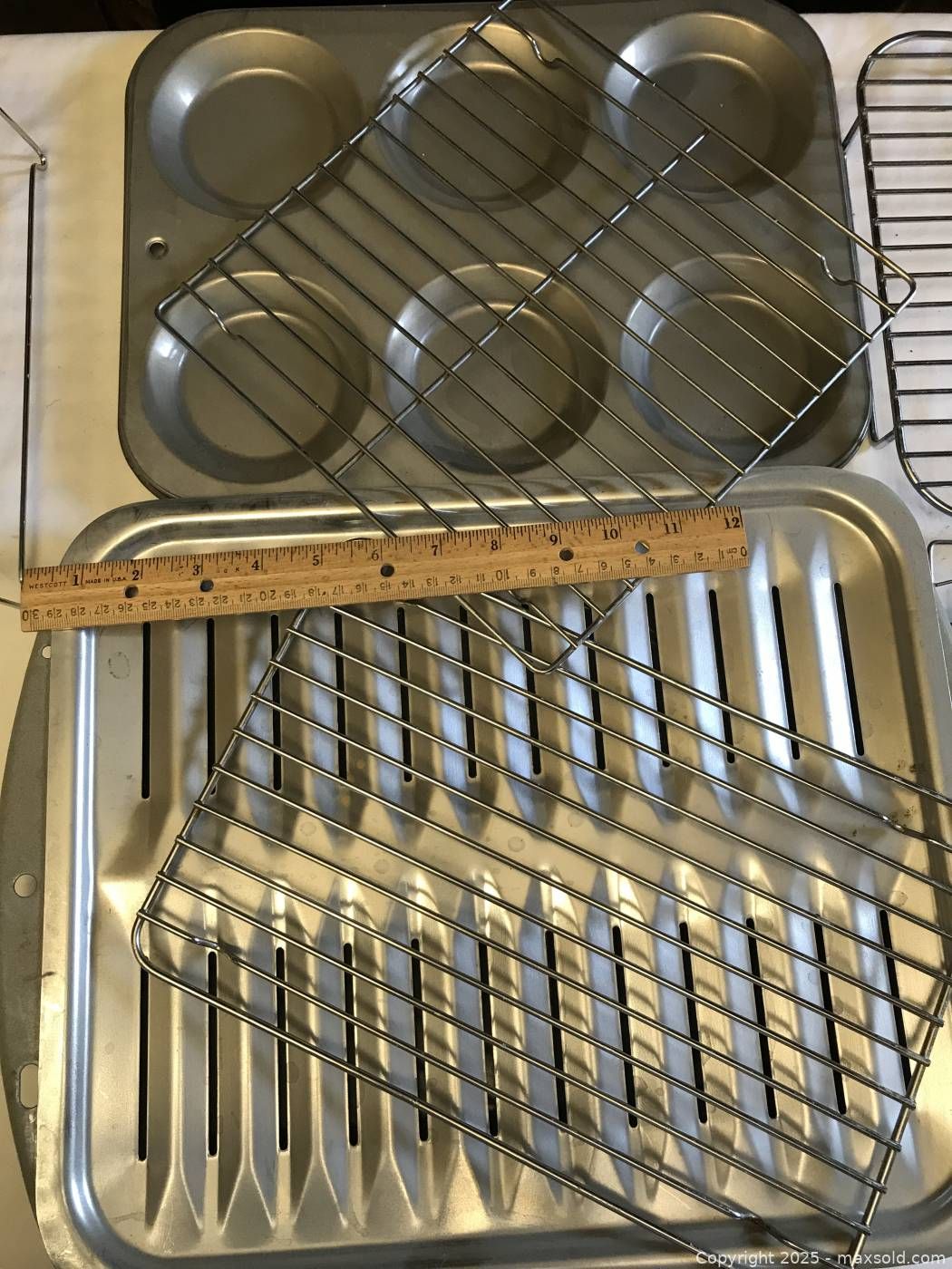 Metal cooling racks, muffin tin, broiler pan | Maxsold