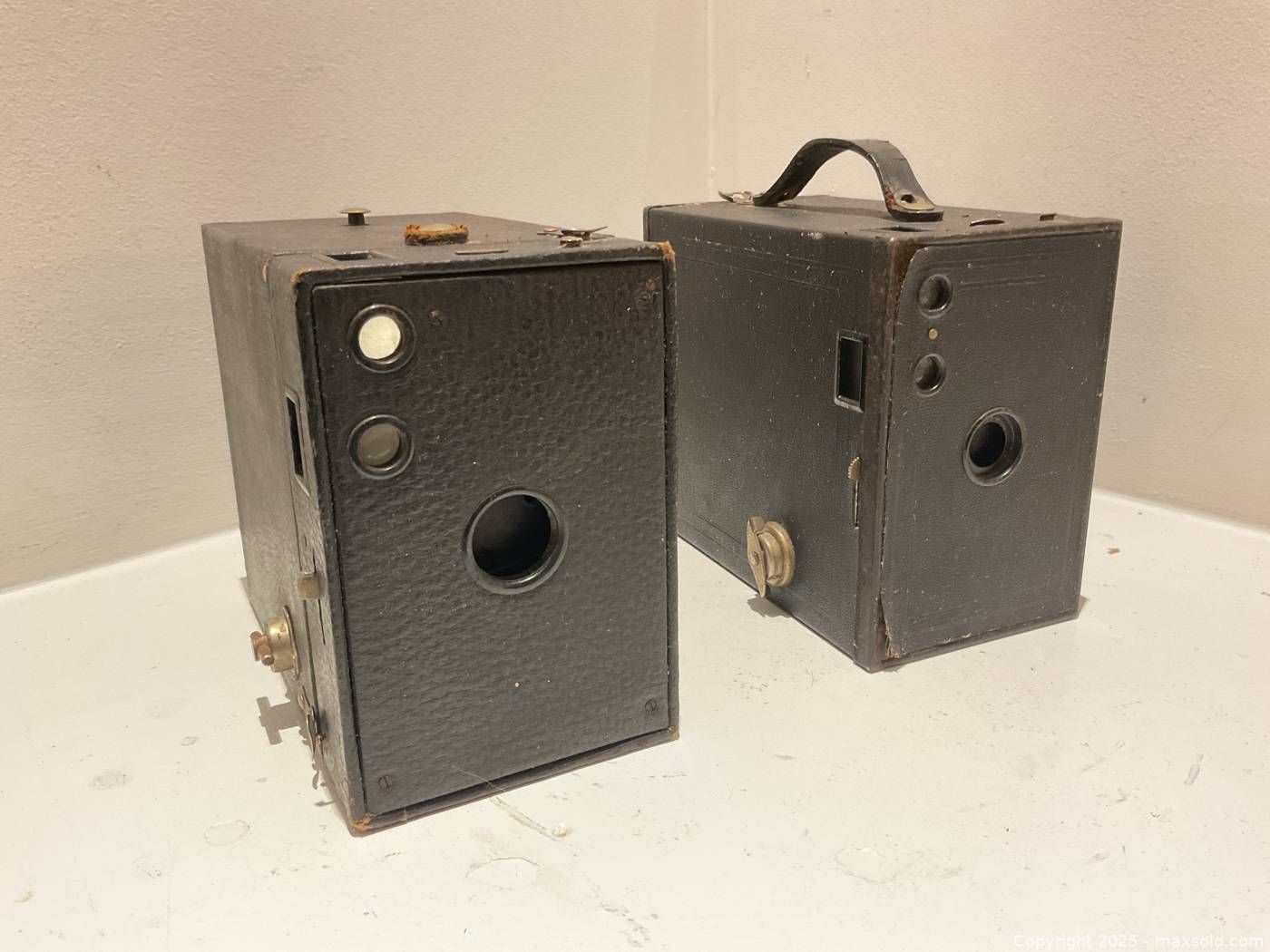2 Kodak Brownie box cameras | Maxsold