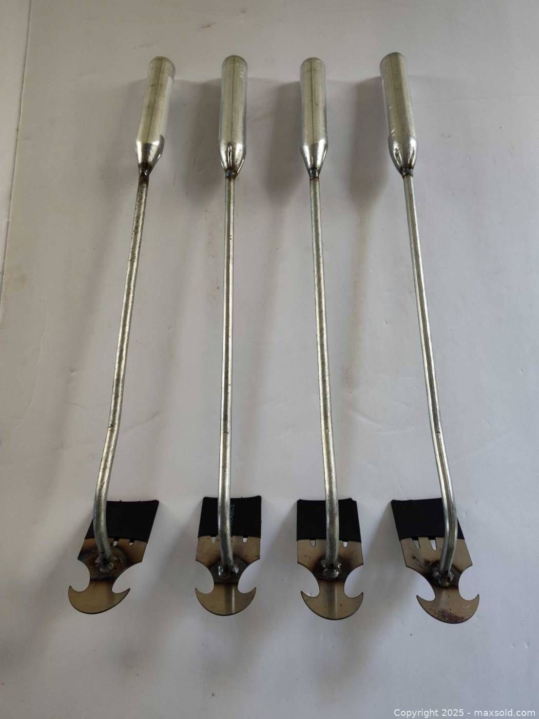 4 new weed removal hand tools | Maxsold