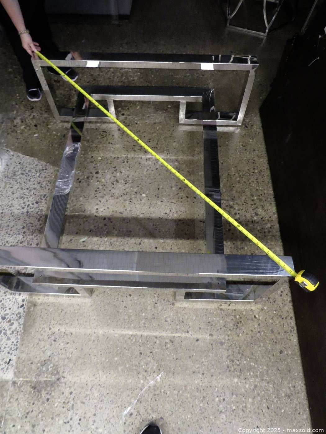 Elte square two-tier glass coffee table | Maxsold