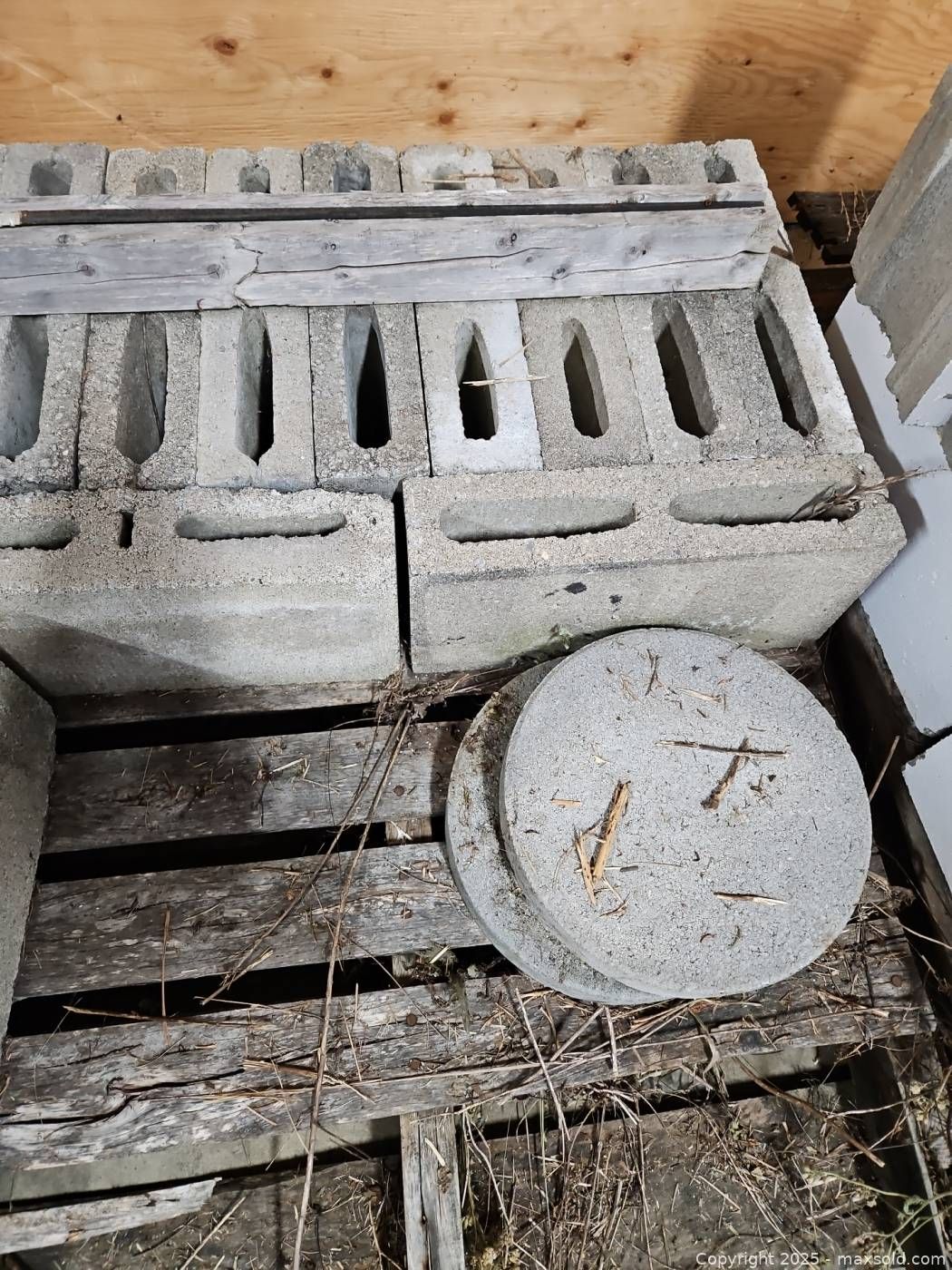 Misc concrete blocks | Maxsold