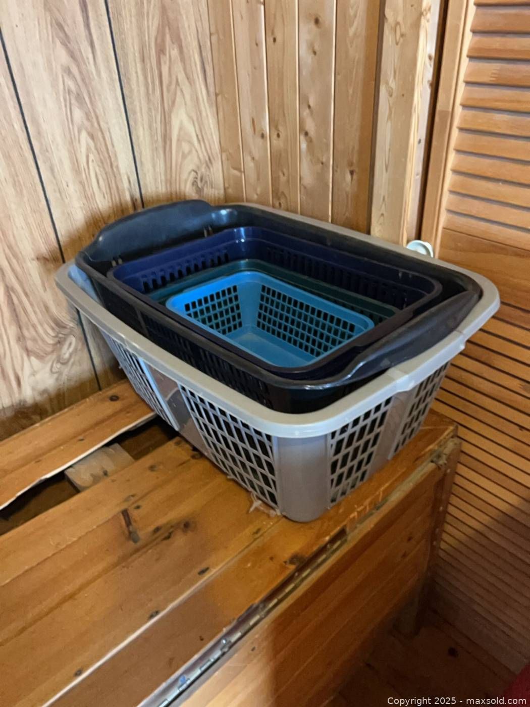 4 plastic storage baskets and 2 laundry baskets | Maxsold