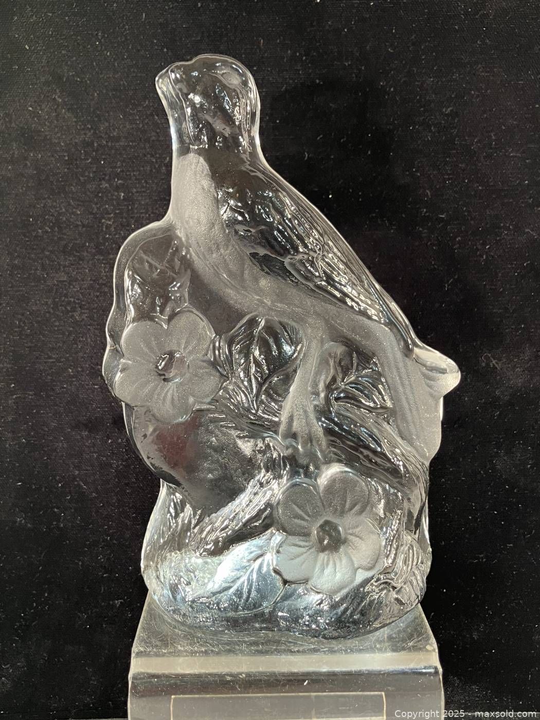 Vintage Viking Glass Robin Paperweight | Maxsold
