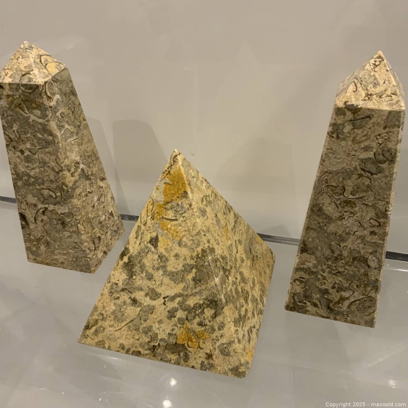 Italian mottled marble obelisks and pyramid | Maxsold
