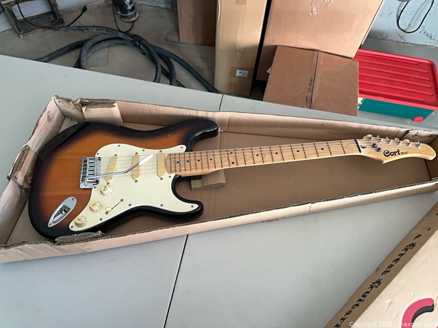 Cort Strat-style electric guitar sunburst | Maxsold