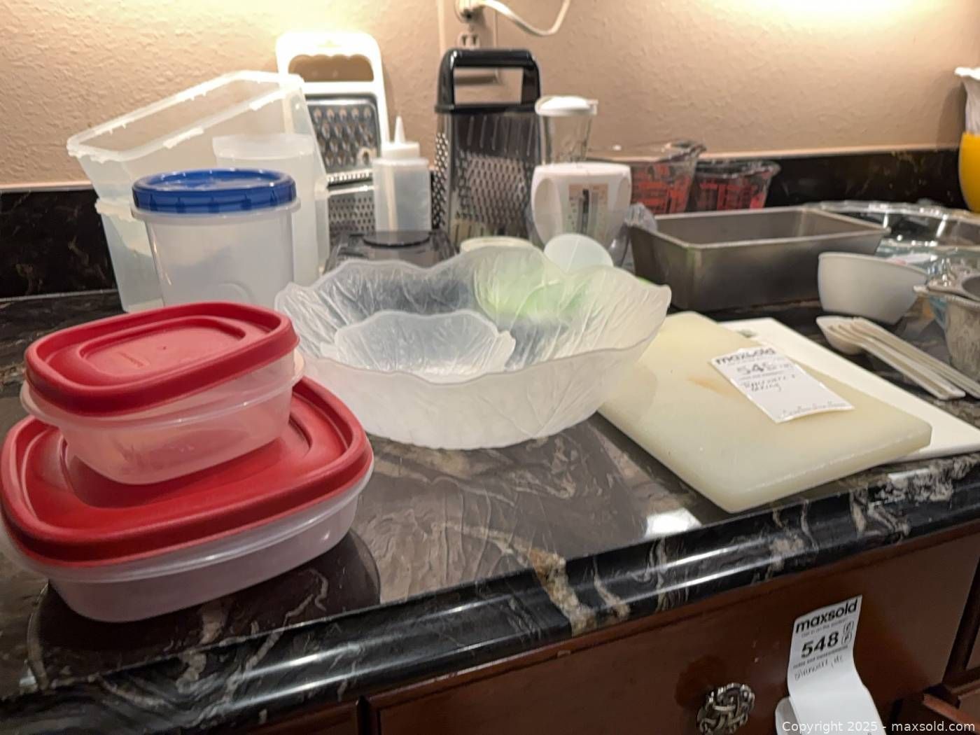 Pyrex glass bakeware and assorted kitchen tools | Maxsold