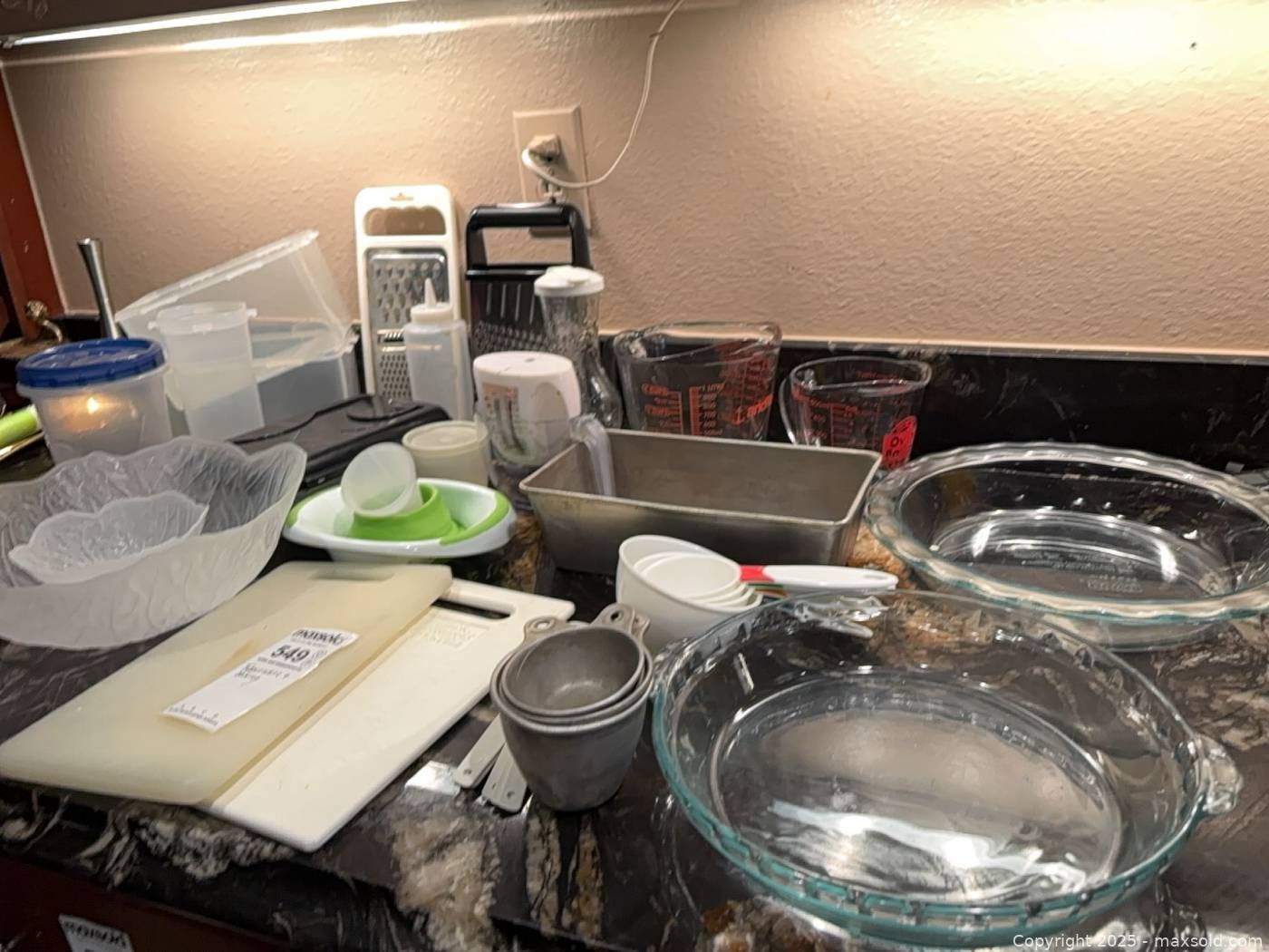 Pyrex glass bakeware and assorted kitchen tools | Maxsold