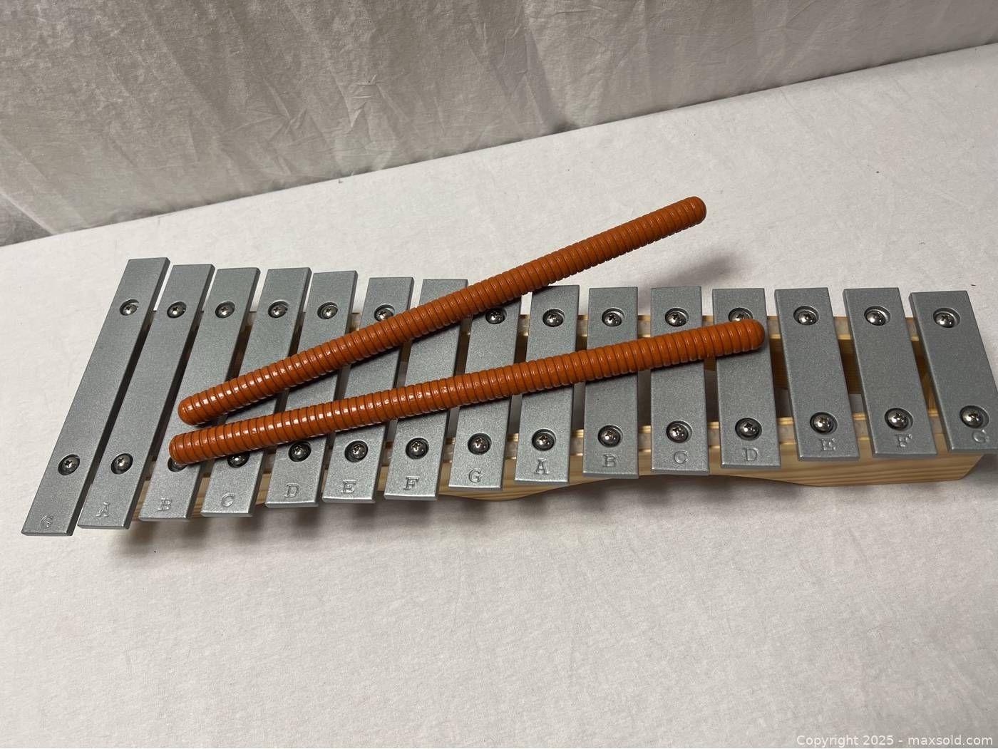 Metallic xylophone, wood base, 2 mallets | Maxsold