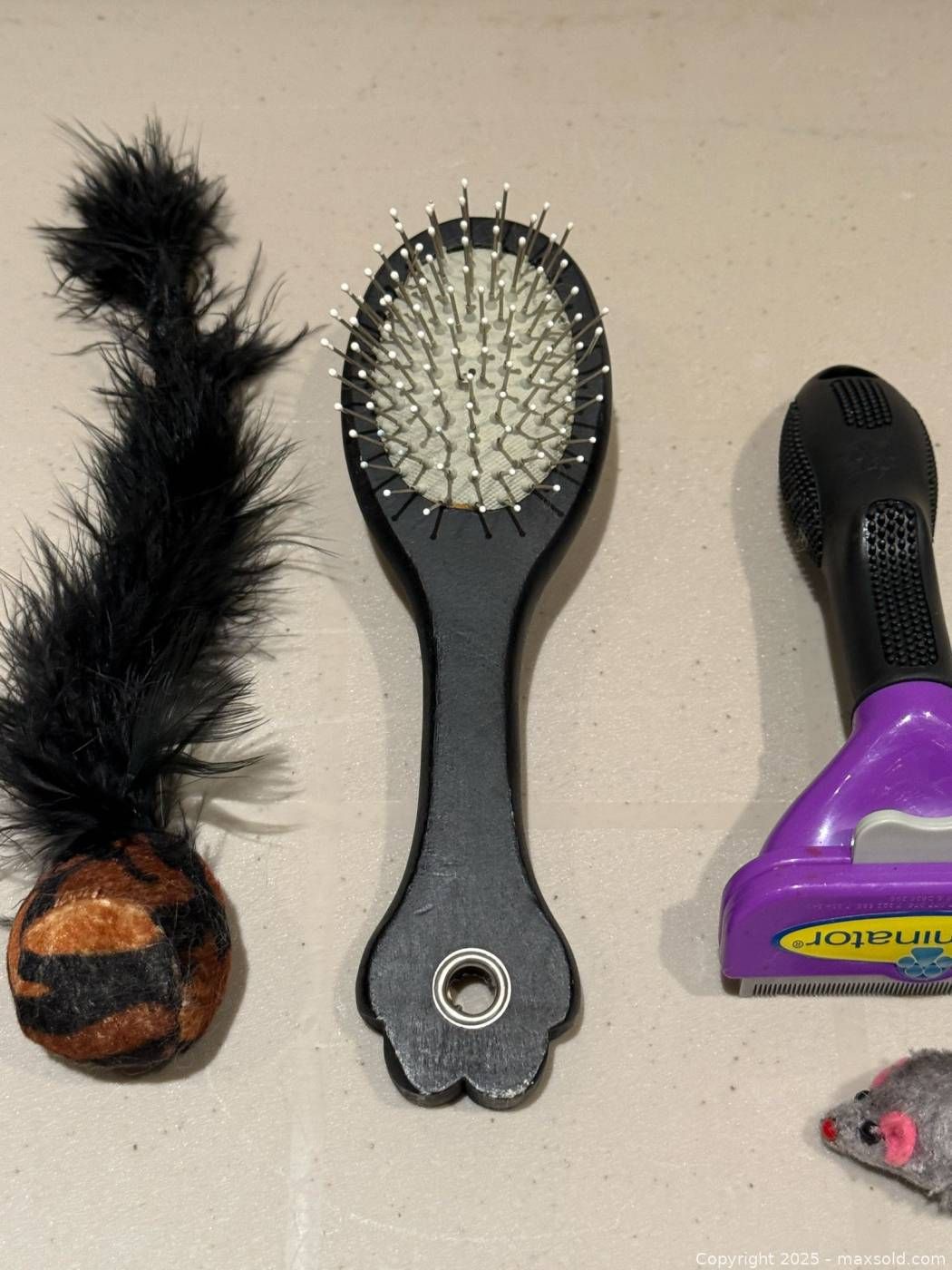 Cat grooming tools with toys | Maxsold