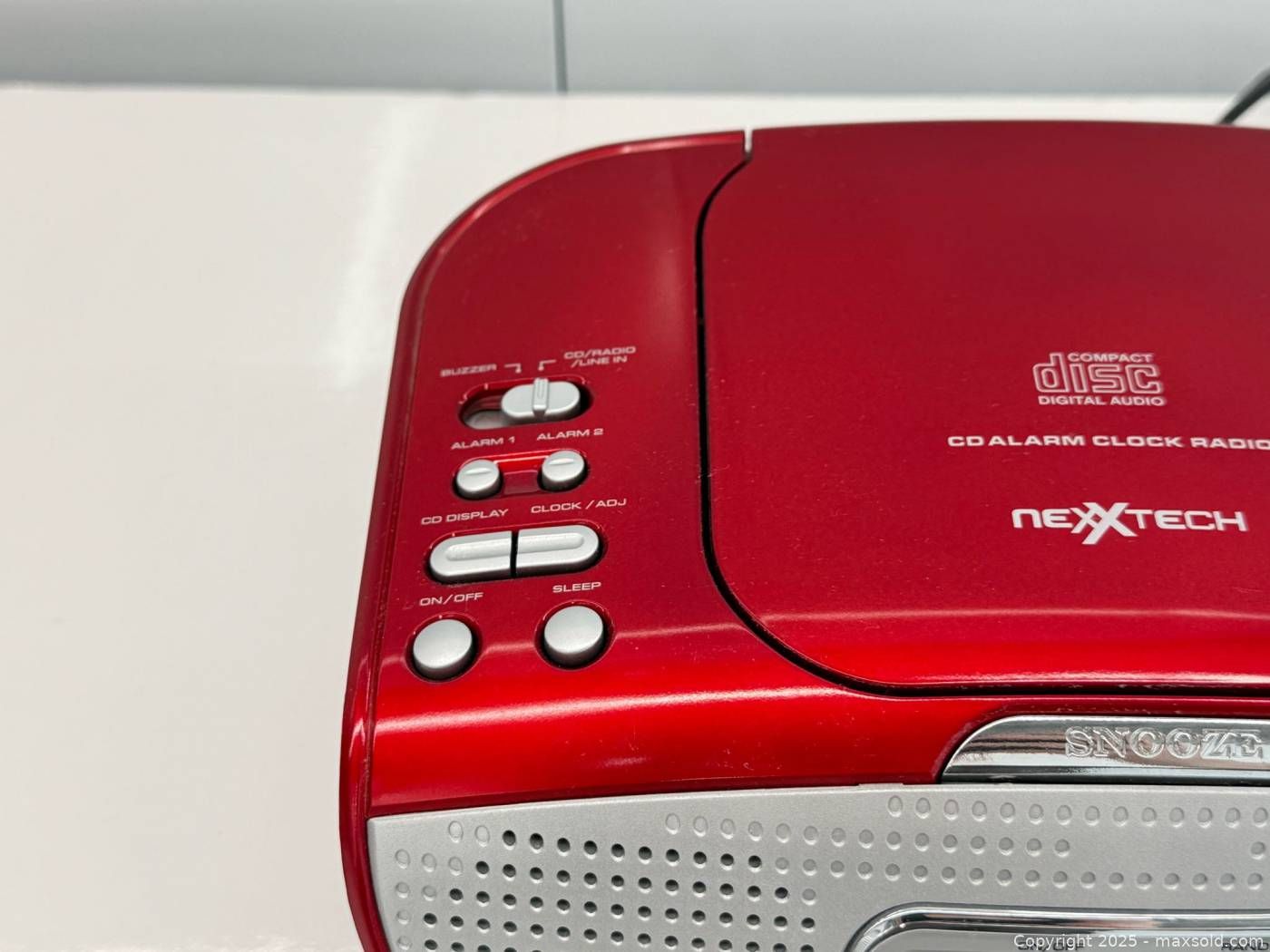 RadioShack MTA-16 Table Radio & Nexxtech CD Clock Radio | Maxsold
