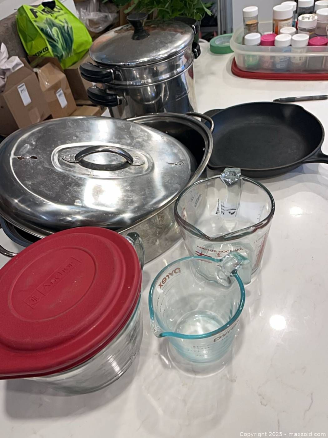 Le Creuset 10" Cast Iron Skillet, Pyrex Measuring Cups, Lagostina Stock ...