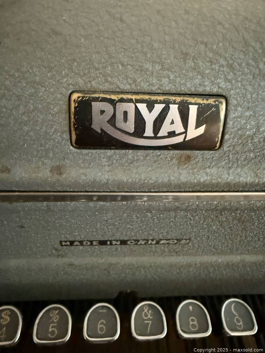 Royal manual wide-carriage desktop typewriter | Maxsold