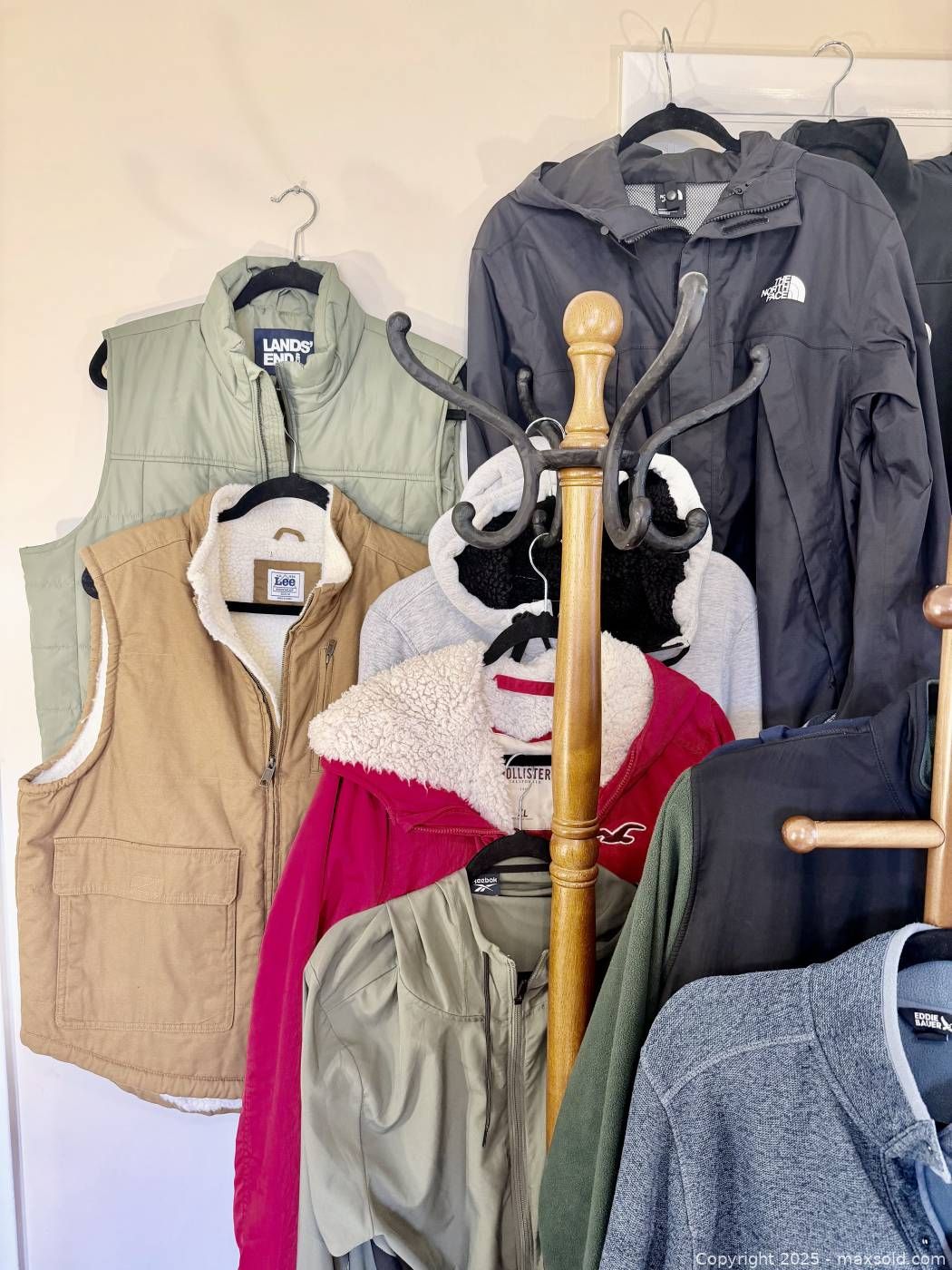 Men’s outerwear lot M-L jackets, vests, fleeces | Maxsold