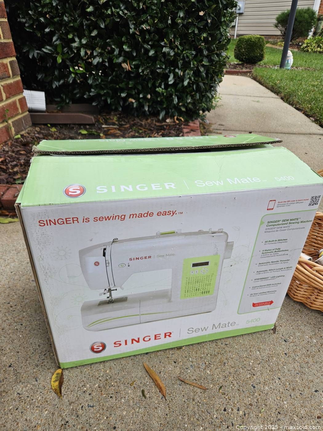 Singer Sew Mate 5400 Sewing Machine With Threads | Maxsold