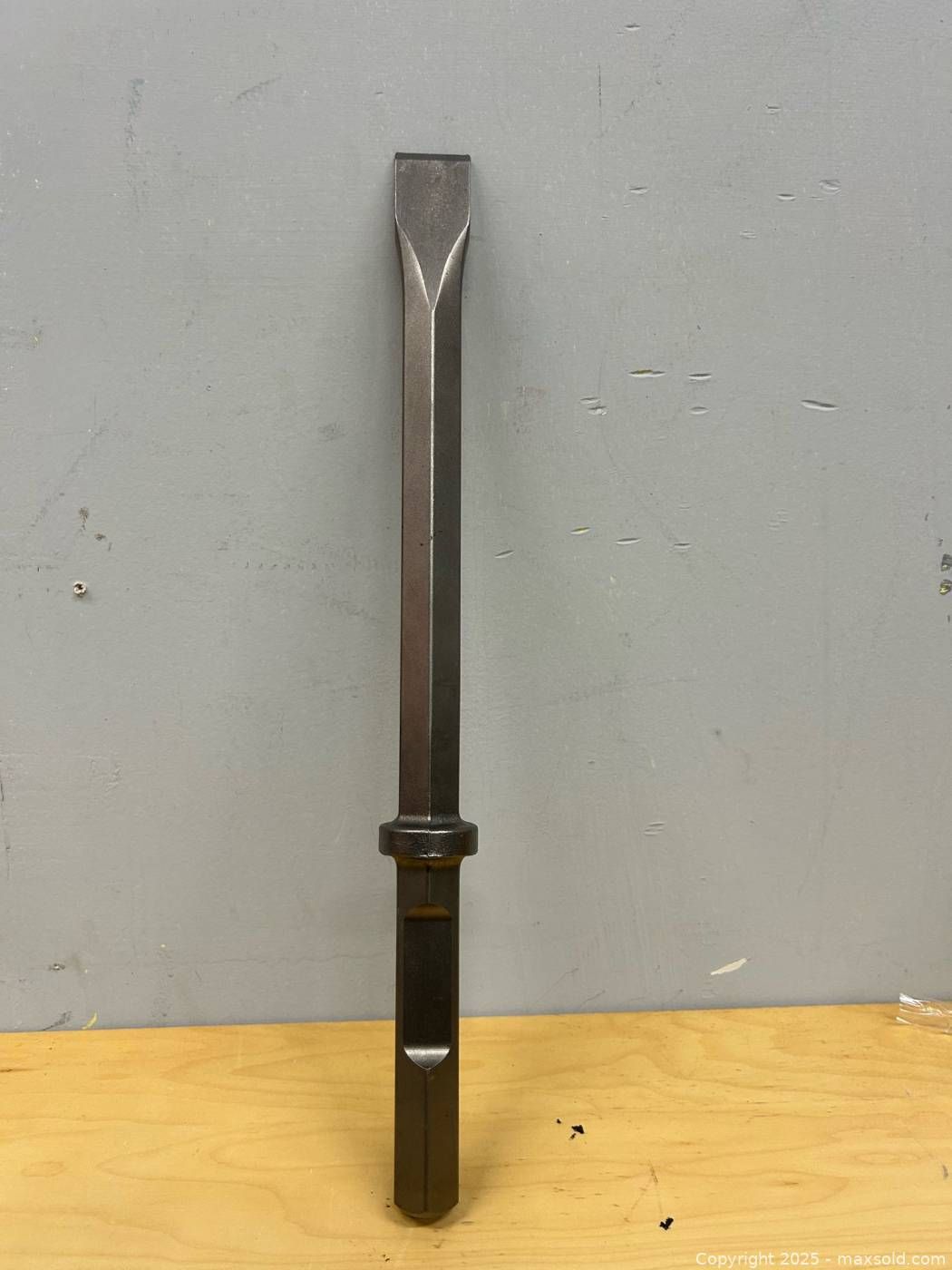 Bosch HS2163B5 20" 1-1/8" Hex Narrow Chisel | Maxsold