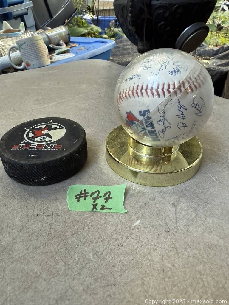 Toronto Blue Jays signed Honda baseball & Labatt Blue hockey puck | Maxsold