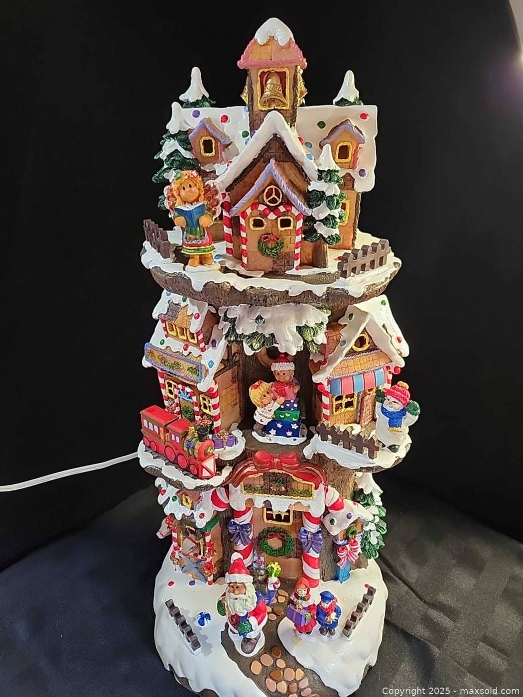 Lighted Santa Tree House holiday figurine | Maxsold