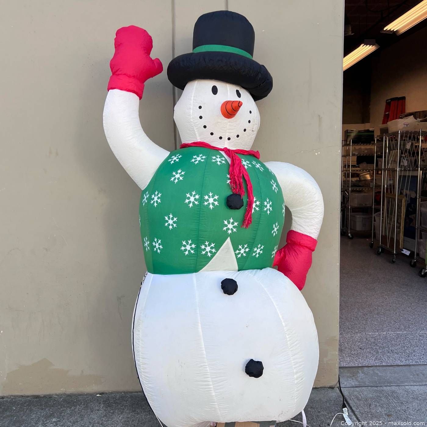 8ft inflatable waving snowman | Maxsold