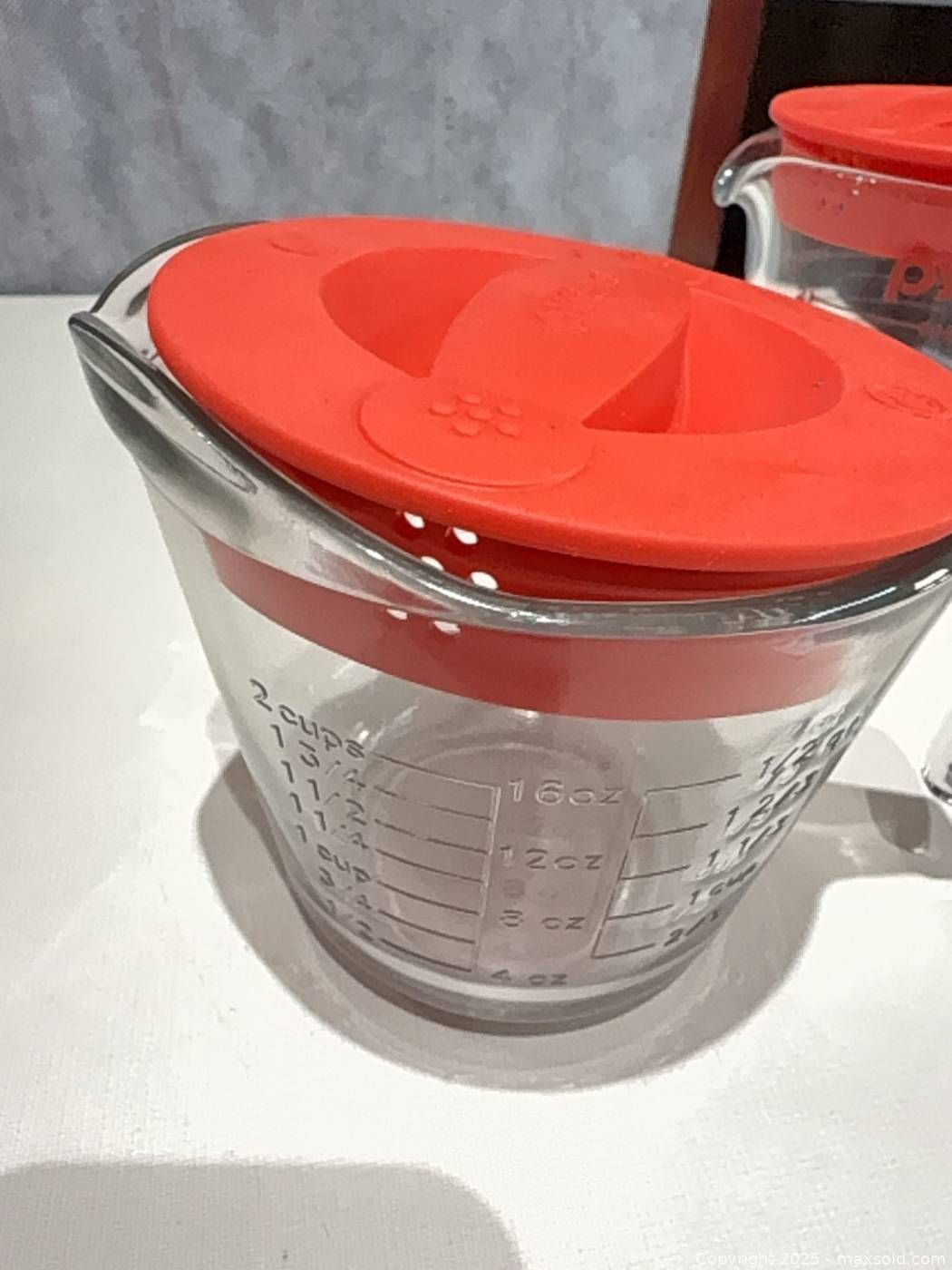 Pyrex 2-Cup Glass Measuring Cups with Red Lids | Maxsold