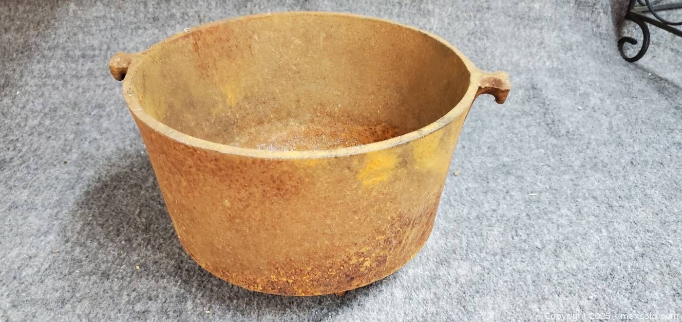 Vintage Cast Iron Pot 9" Diameter | Maxsold