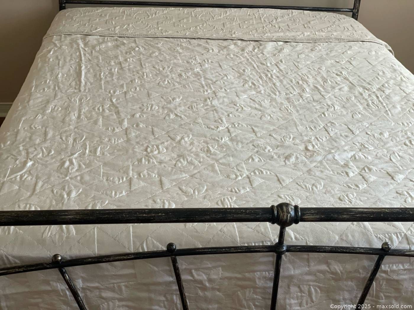 Italian Made Cream Quilted Queen Bedspread | Maxsold