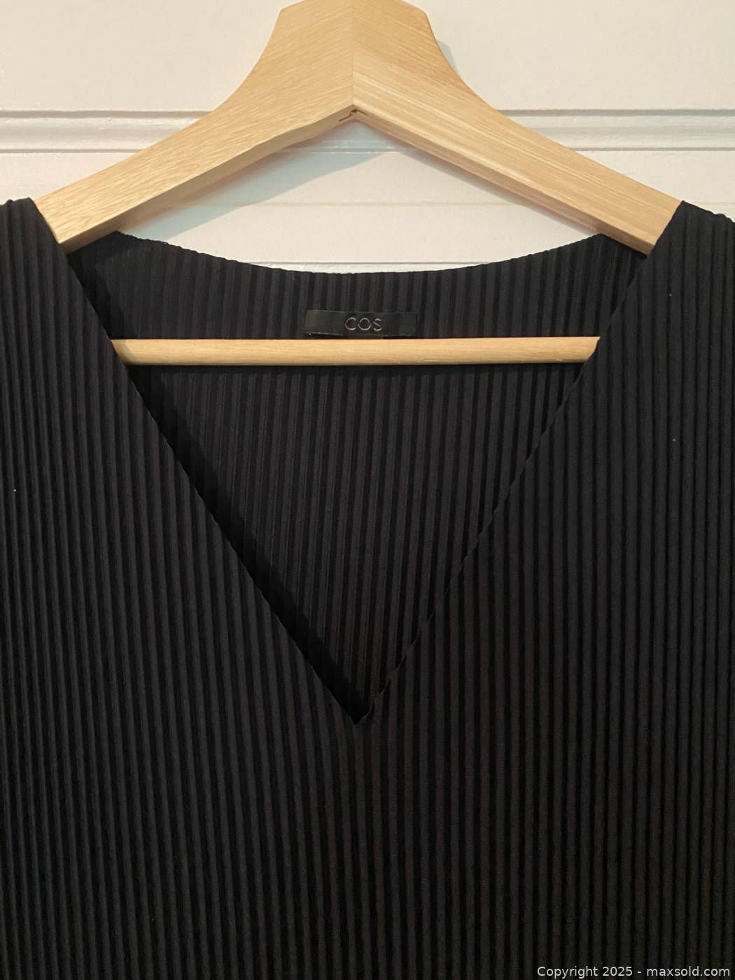 COS pleated black V-neck sleeveless dress | Maxsold