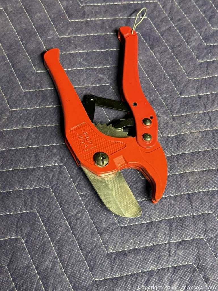 Plastic pipe cutter hand tool | Maxsold