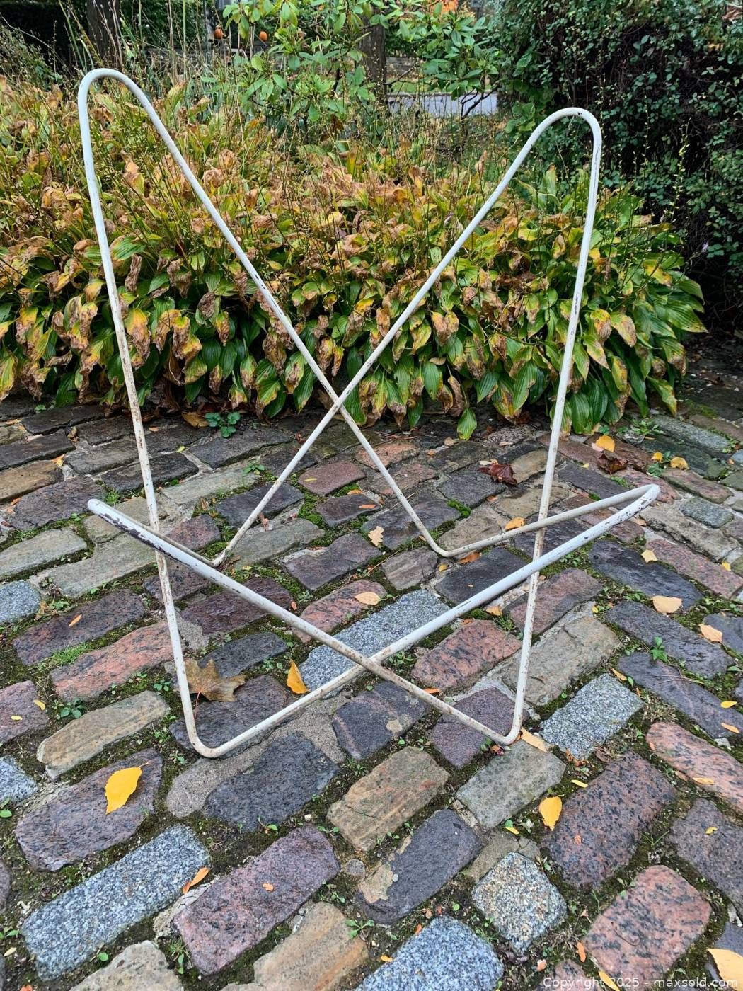 Vintage MCM metal butterfly chair frame | Maxsold