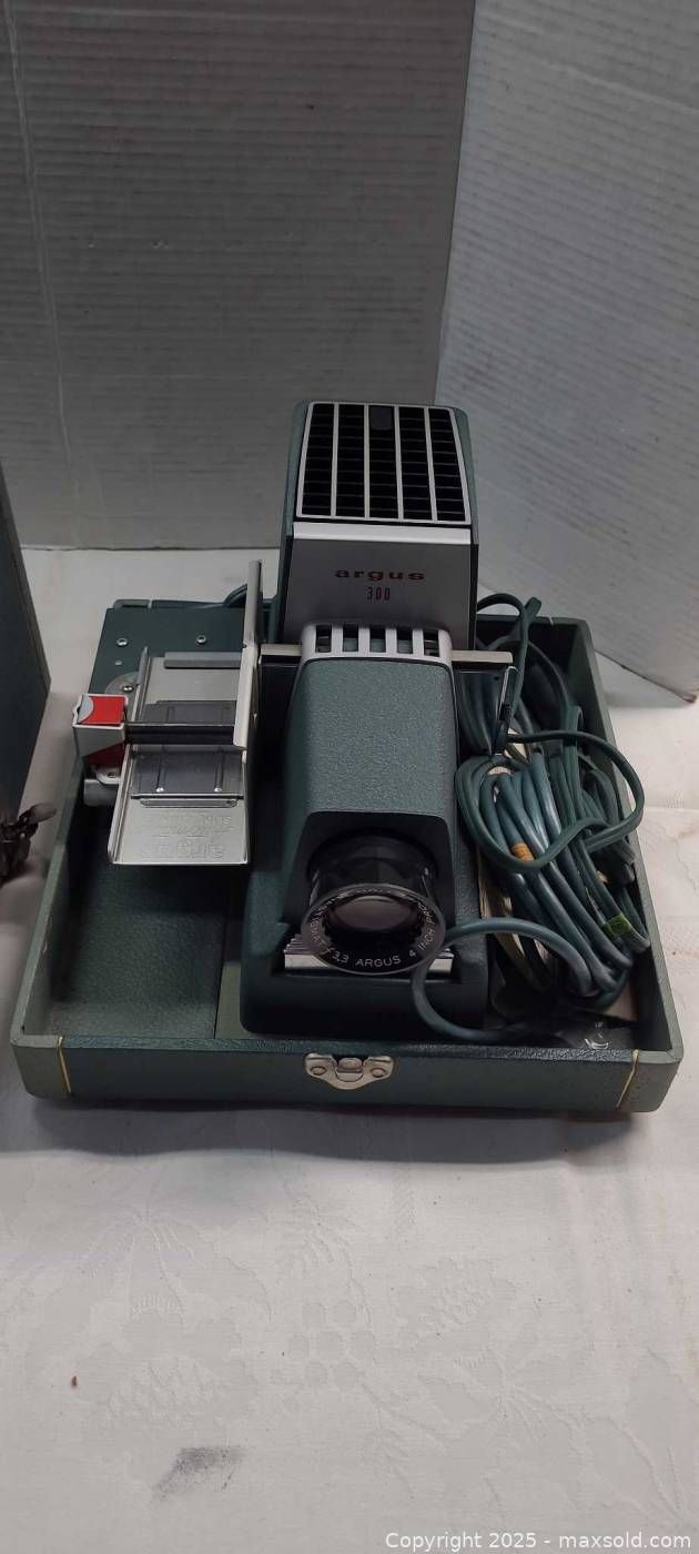 ARGUS 300 Slide Projector and stand up screen | Toronto (Ontario ...