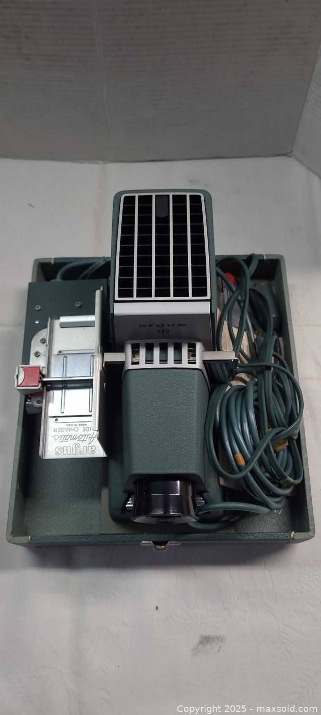 ARGUS 300 Slide Projector and stand up screen | Toronto (Ontario ...