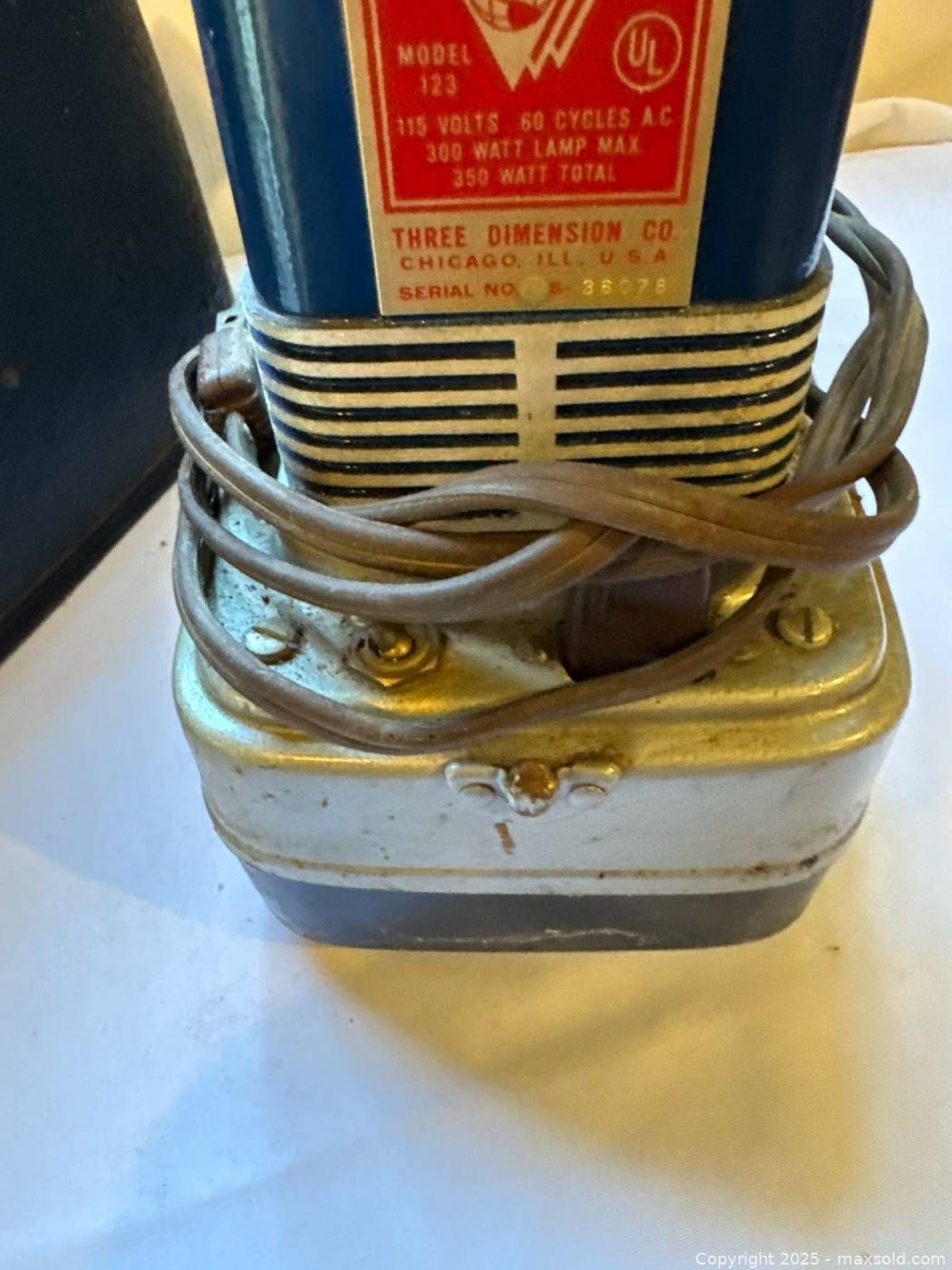 TDC Show Pak 300 slide projector with case | Maxsold