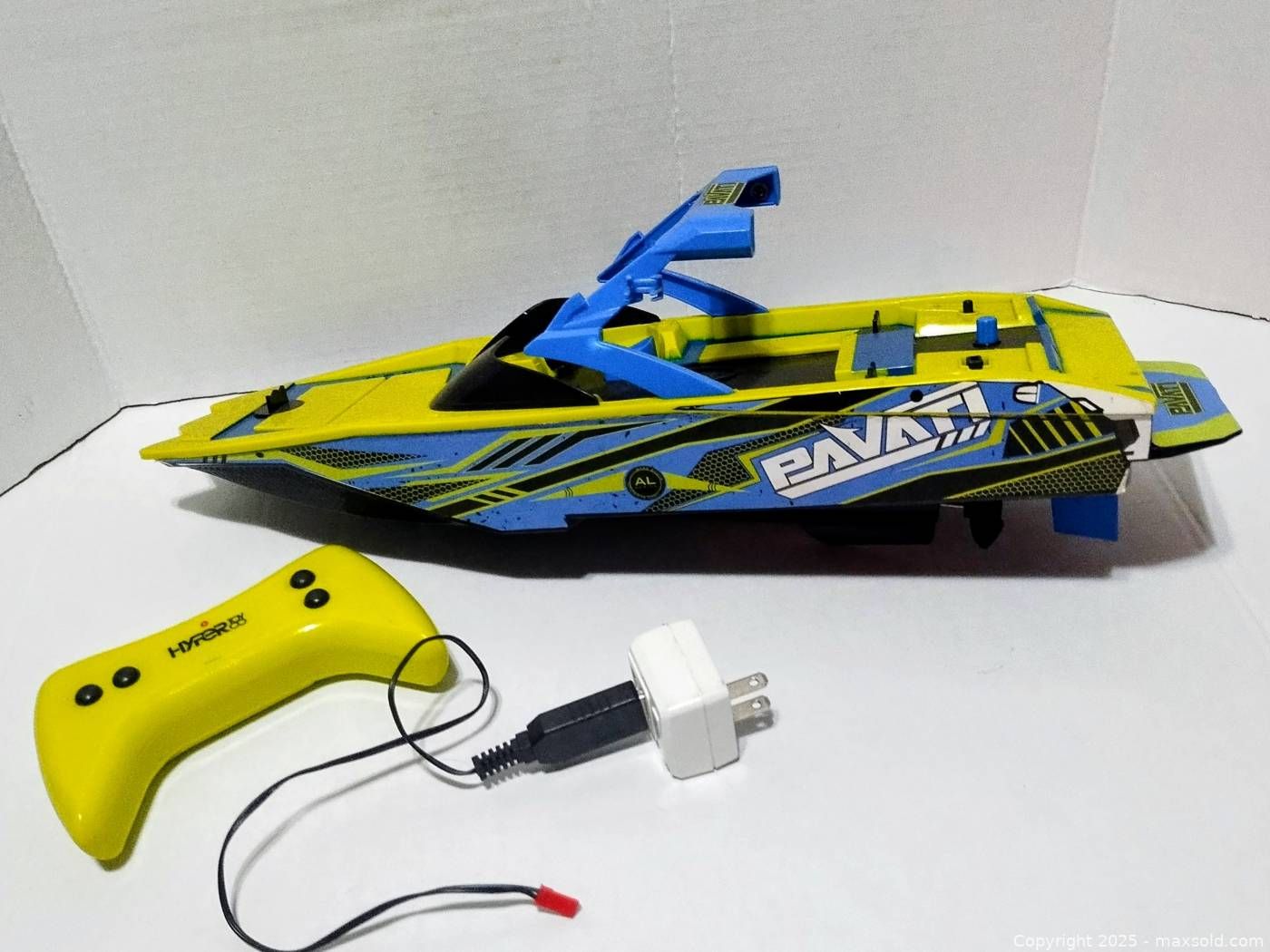 Pavati rechargeable RC boat with controller | Maxsold