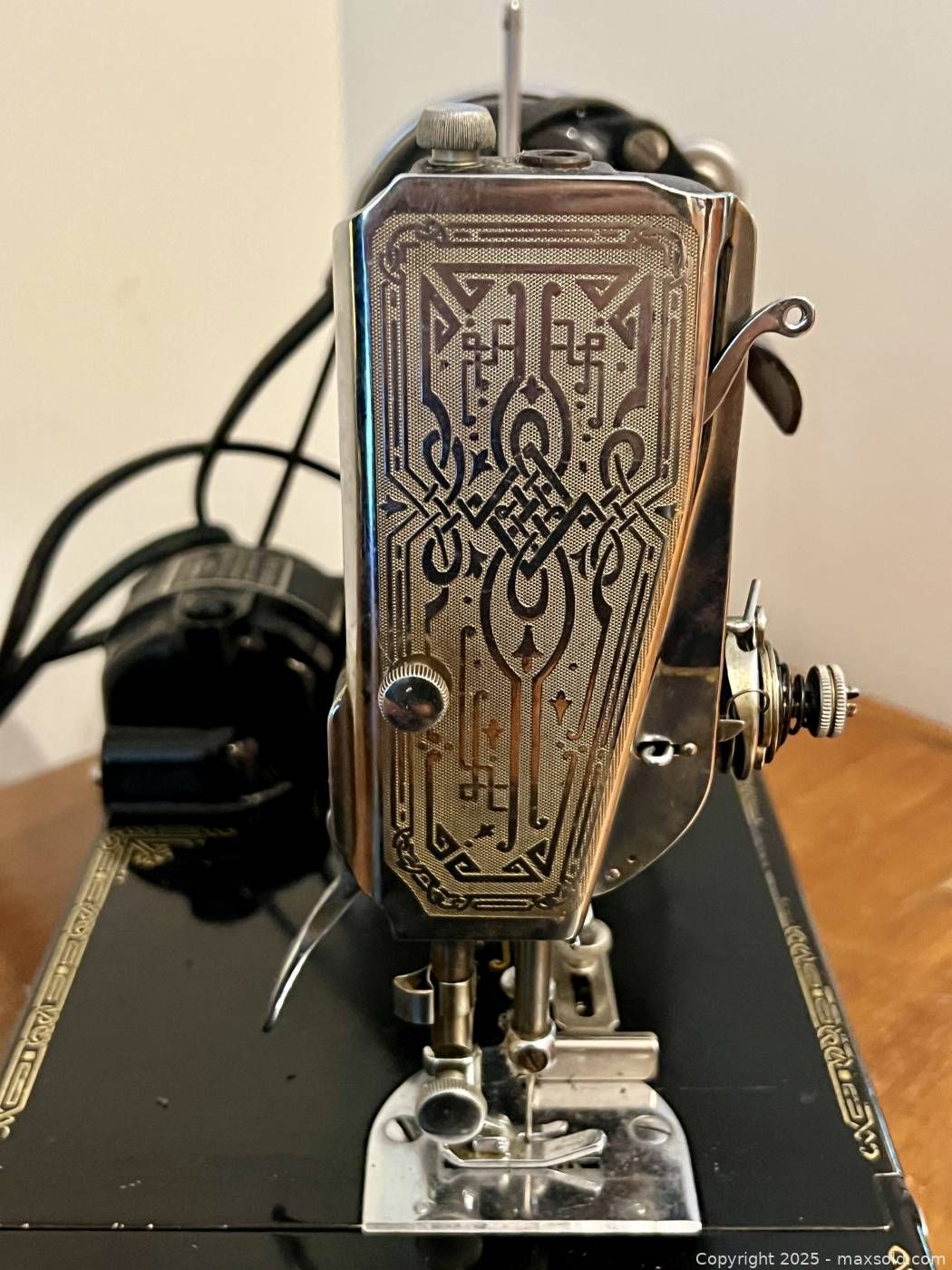 Singer Featherweight 221 sewing machine with case | Maxsold