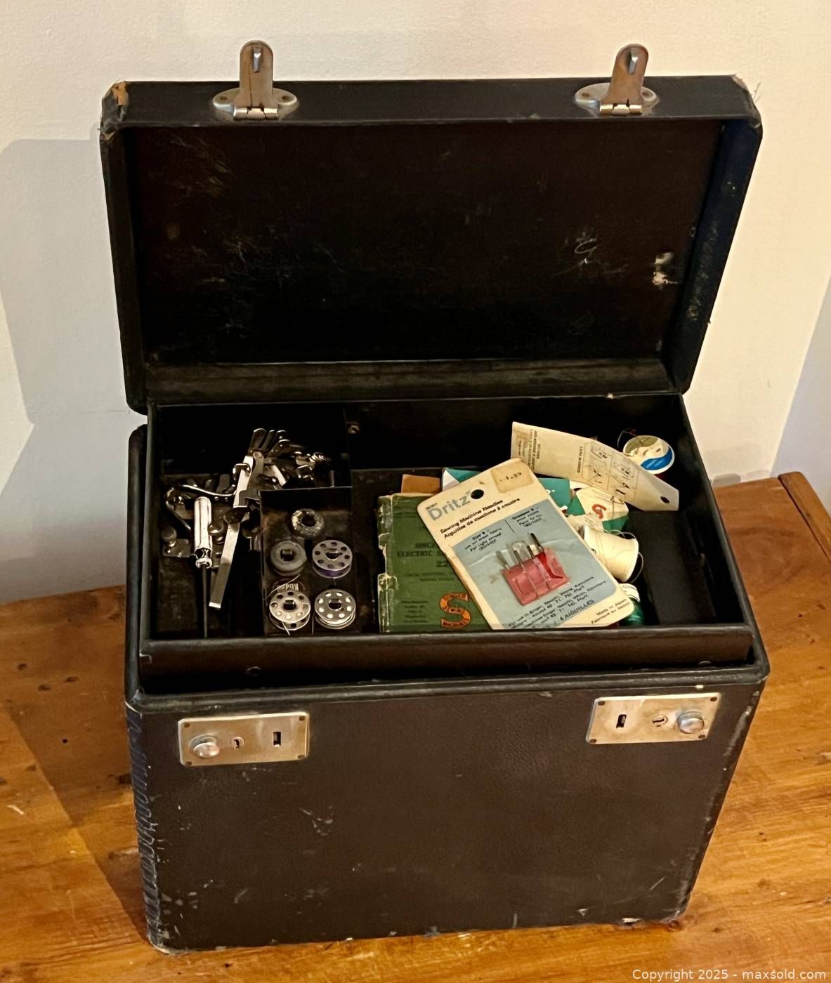 Singer Featherweight 221 sewing machine with case | Maxsold