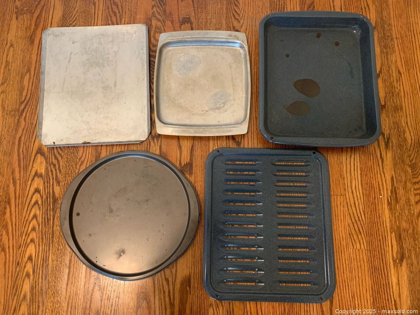 Five assorted baking sheets and trays | Maxsold