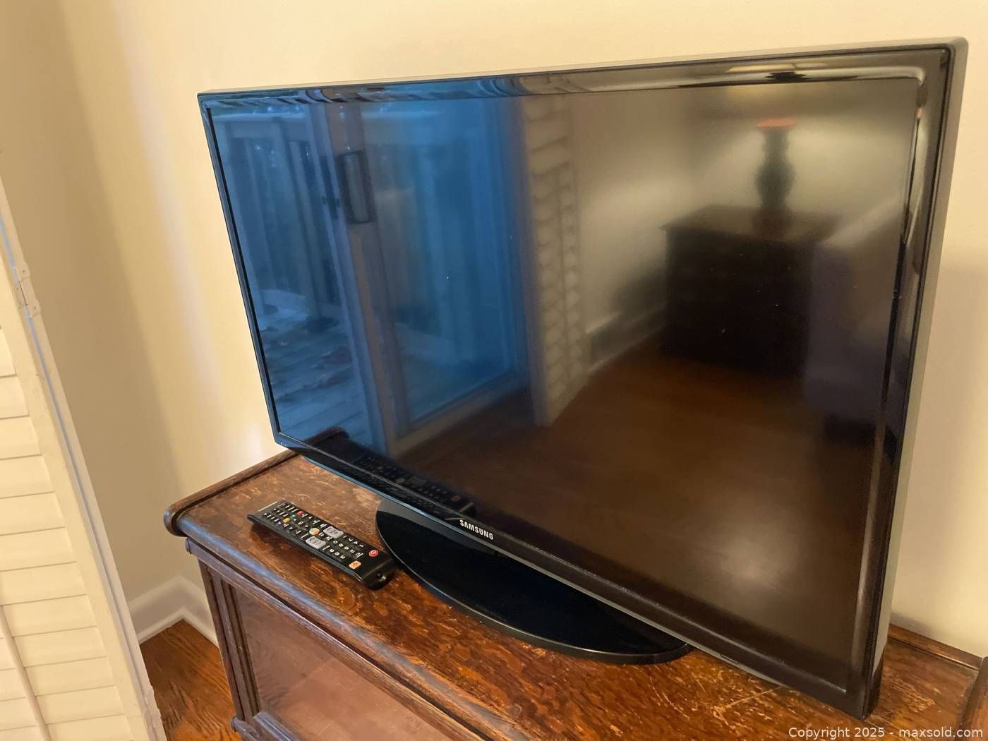 Samsung 32" flat-screen TV with remote | Maxsold