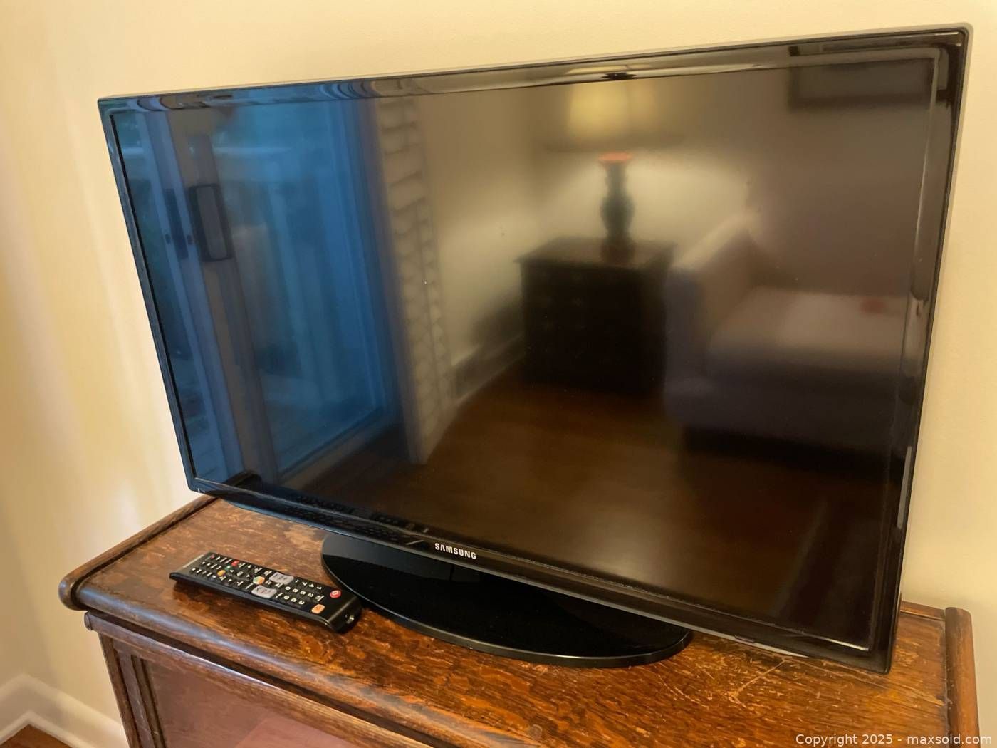 Samsung 32" flat-screen TV with remote | Maxsold