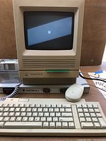 Apple Macintosh SE/30 Computer | Maxsold