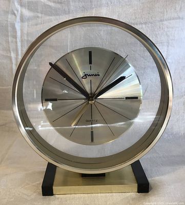 Junei modernist quartz desk clock | Maxsold