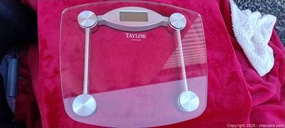 Taylor 7506EXP glass digital bathroom scale | Maxsold