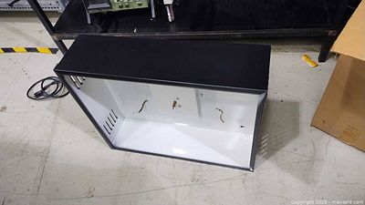 Metal display light box cabinet, 20 x 8 x 23 in, steel, 120 V | Maxsold