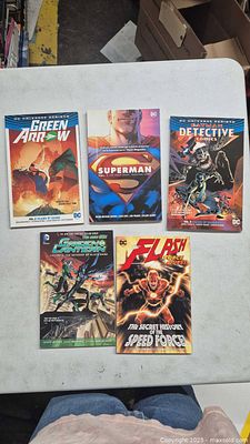 5 DC Comics trade paperback graphic novels | Maxsold