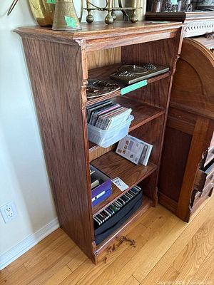 Wood bookcase shelving unit 25x14x45 in | Maxsold