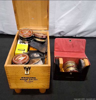 Esquire De Luxe wood shoe shine valet with accessories | Maxsold